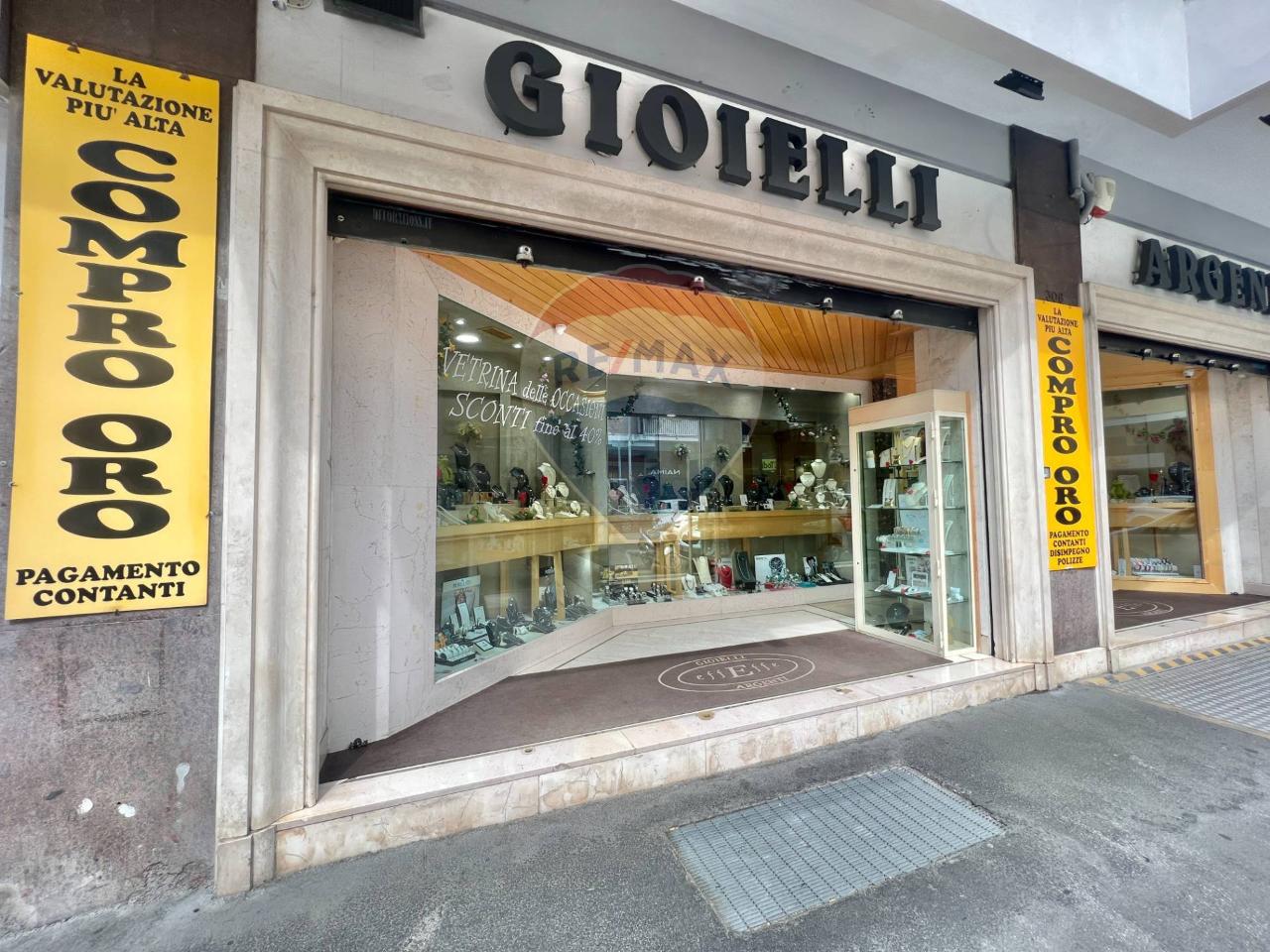 Esercizio commerciale in vendita a Roma