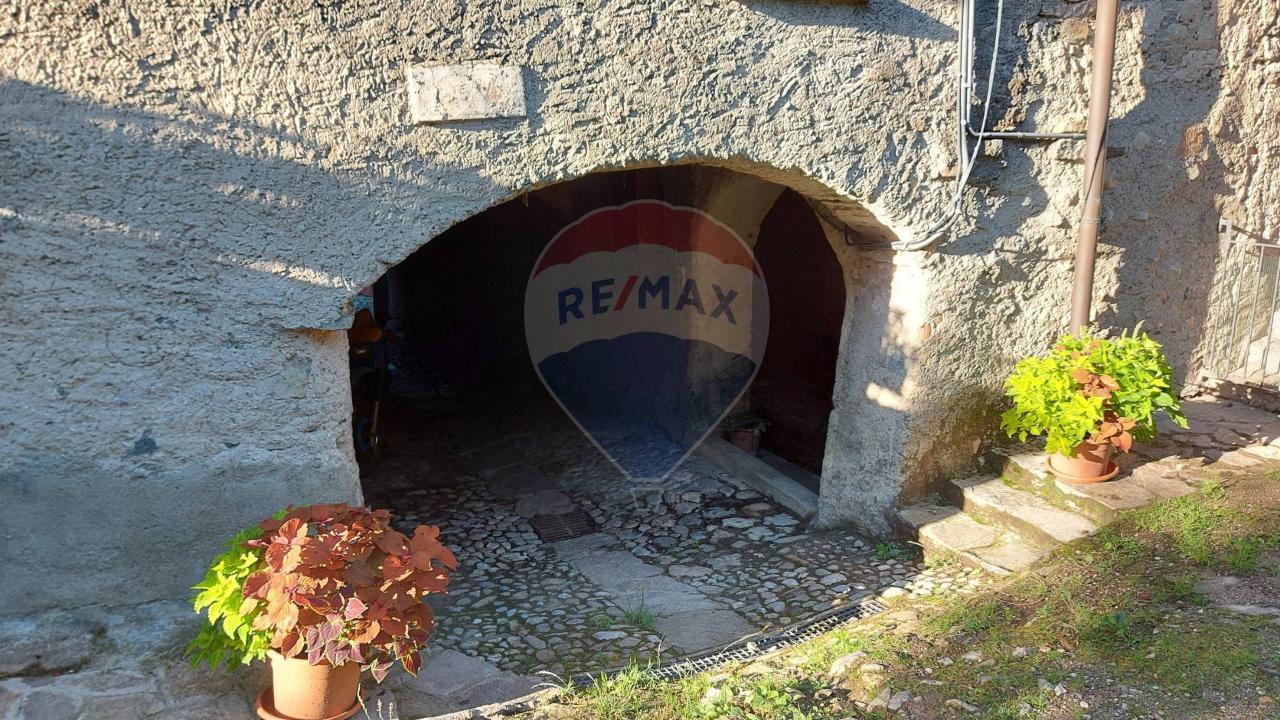 Rustico in vendita a Casalzuigno