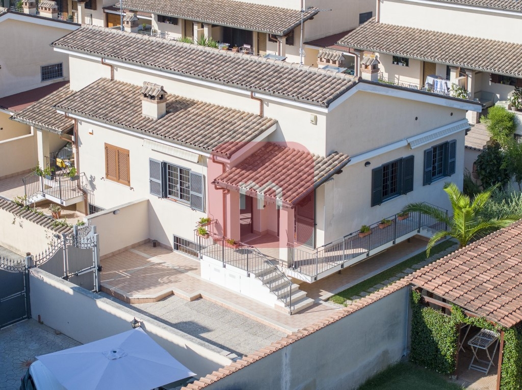 Villa bifamiliare in vendita a Roma