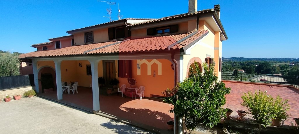 Villa bifamiliare in vendita a Campagnano Di Roma