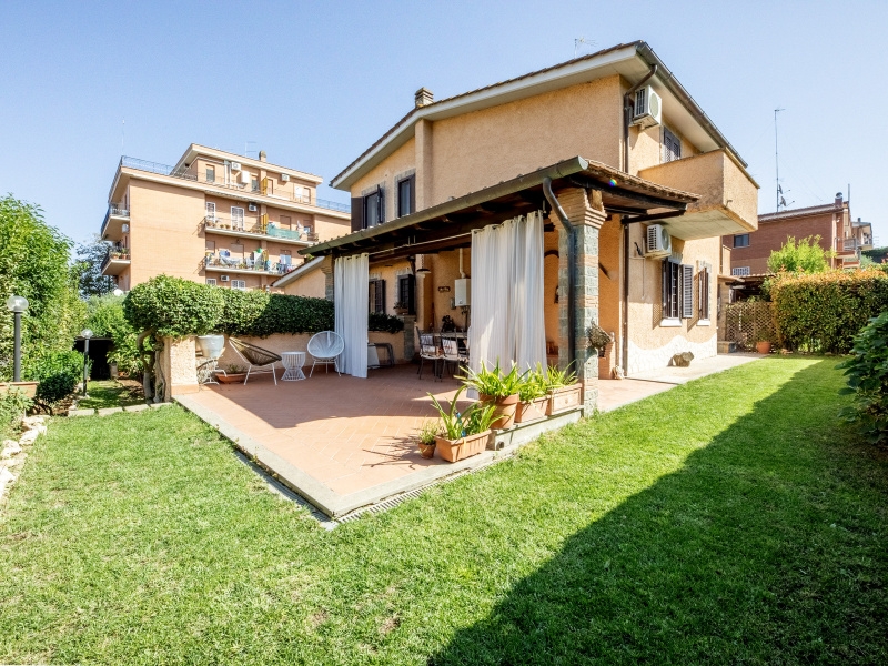 Villa bifamiliare in vendita a Roma