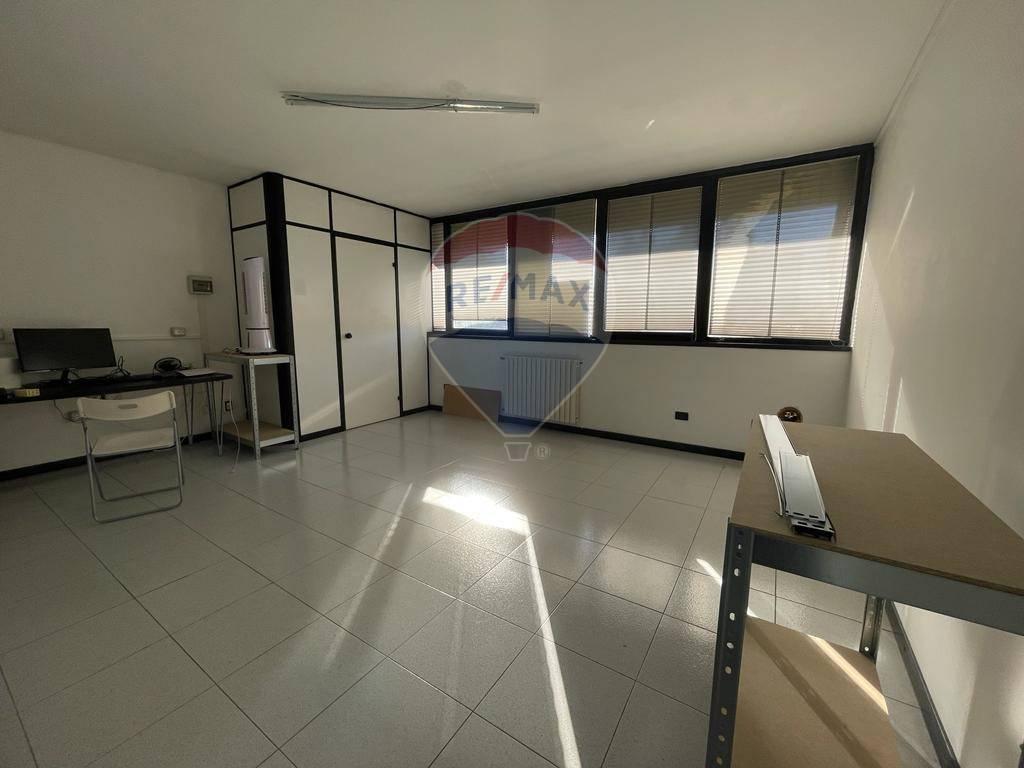 Ufficio in affitto a Bollate