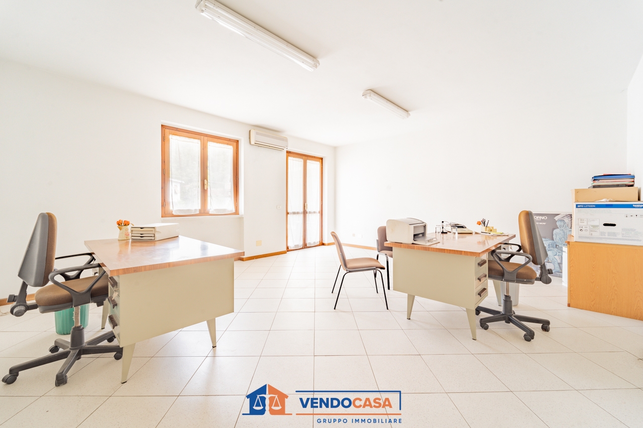 Ufficio in vendita a Montignoso