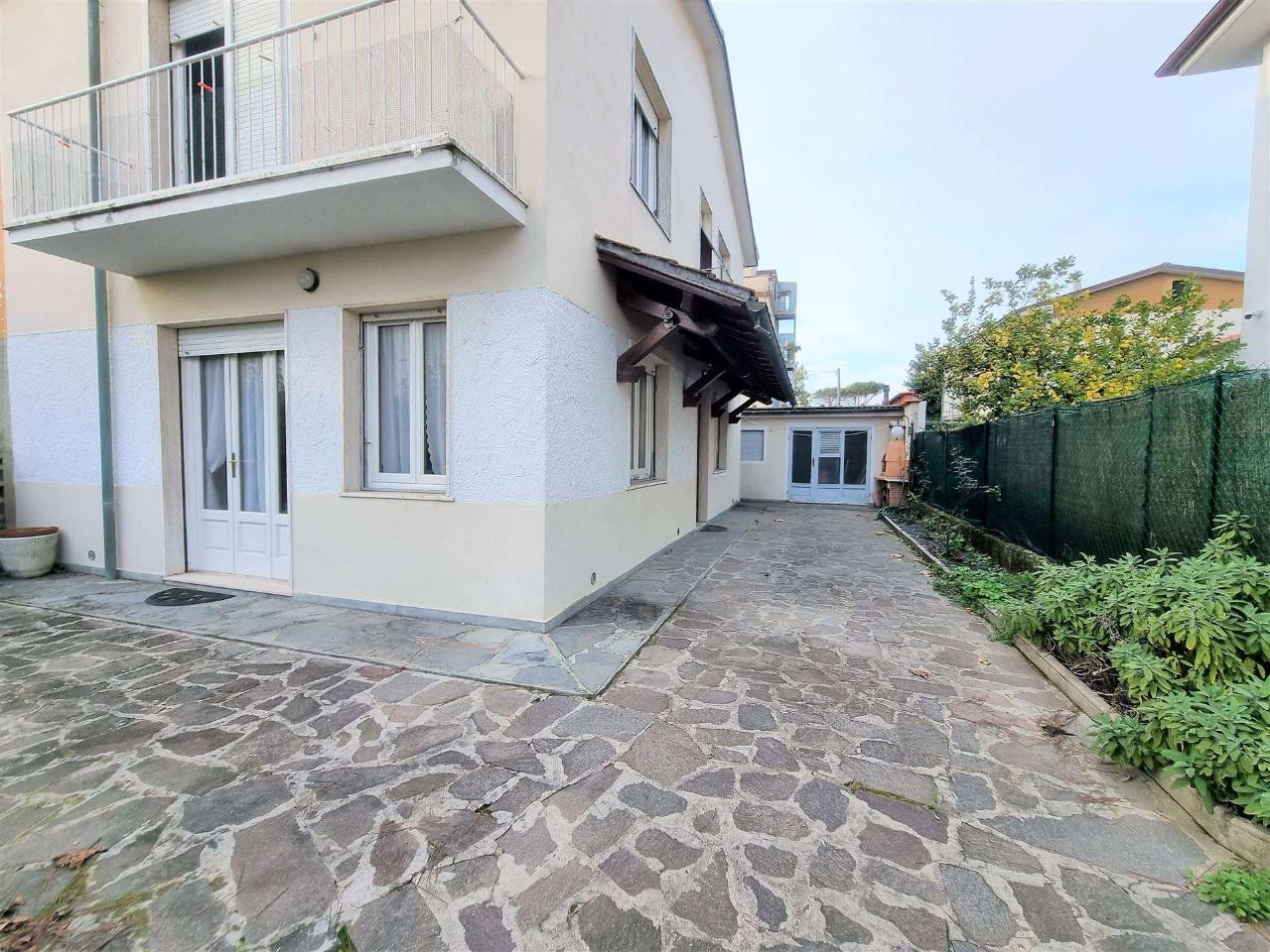 Villa bifamiliare in vendita a Camaiore