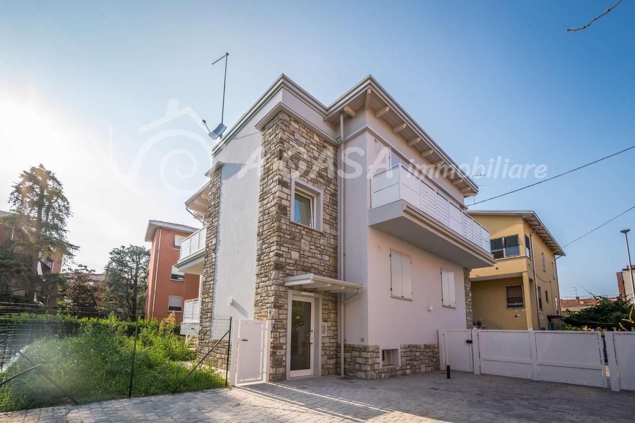 Villa bifamiliare in vendita a Parma