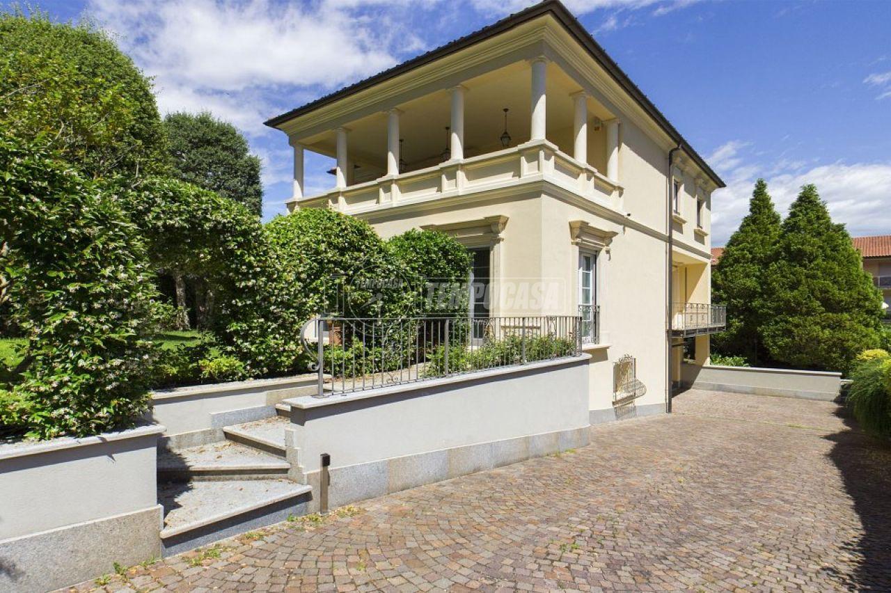 Villa in vendita a Lavena Ponte Tresa