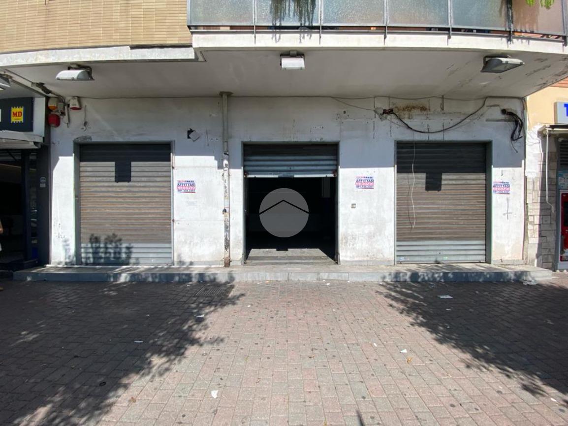 Negozio in affitto a Napoli