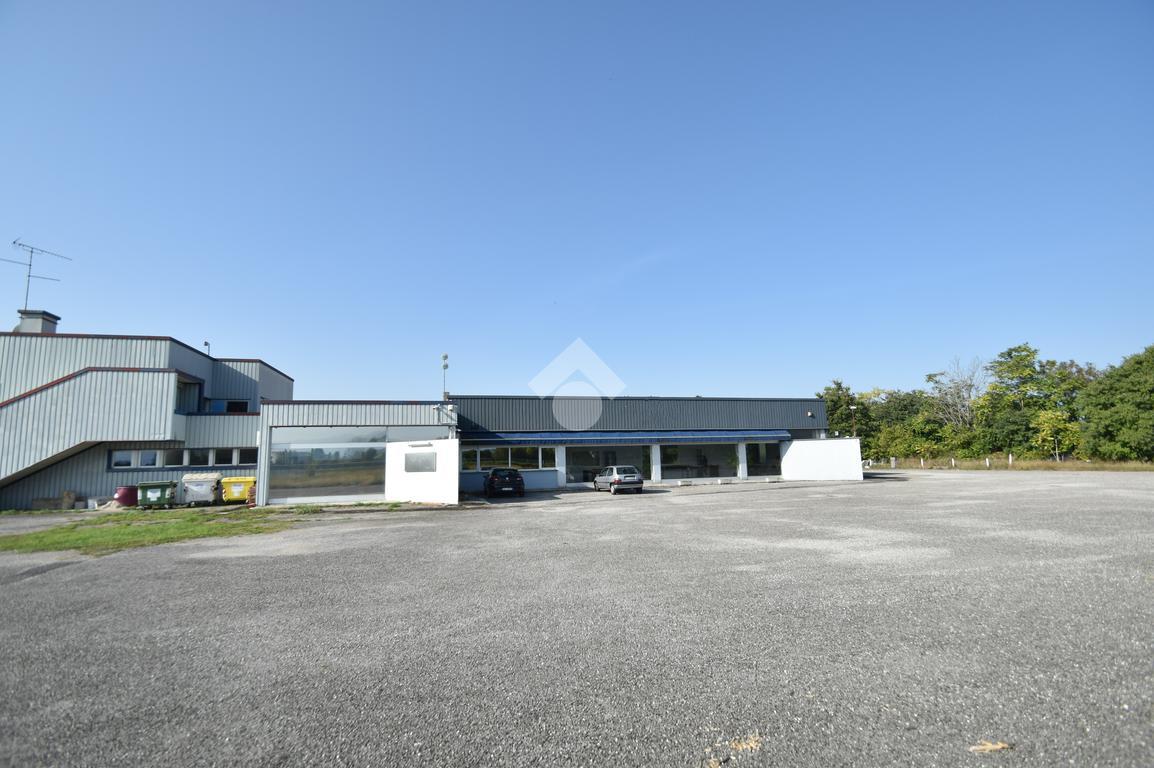 Capannone in vendita a Cormons