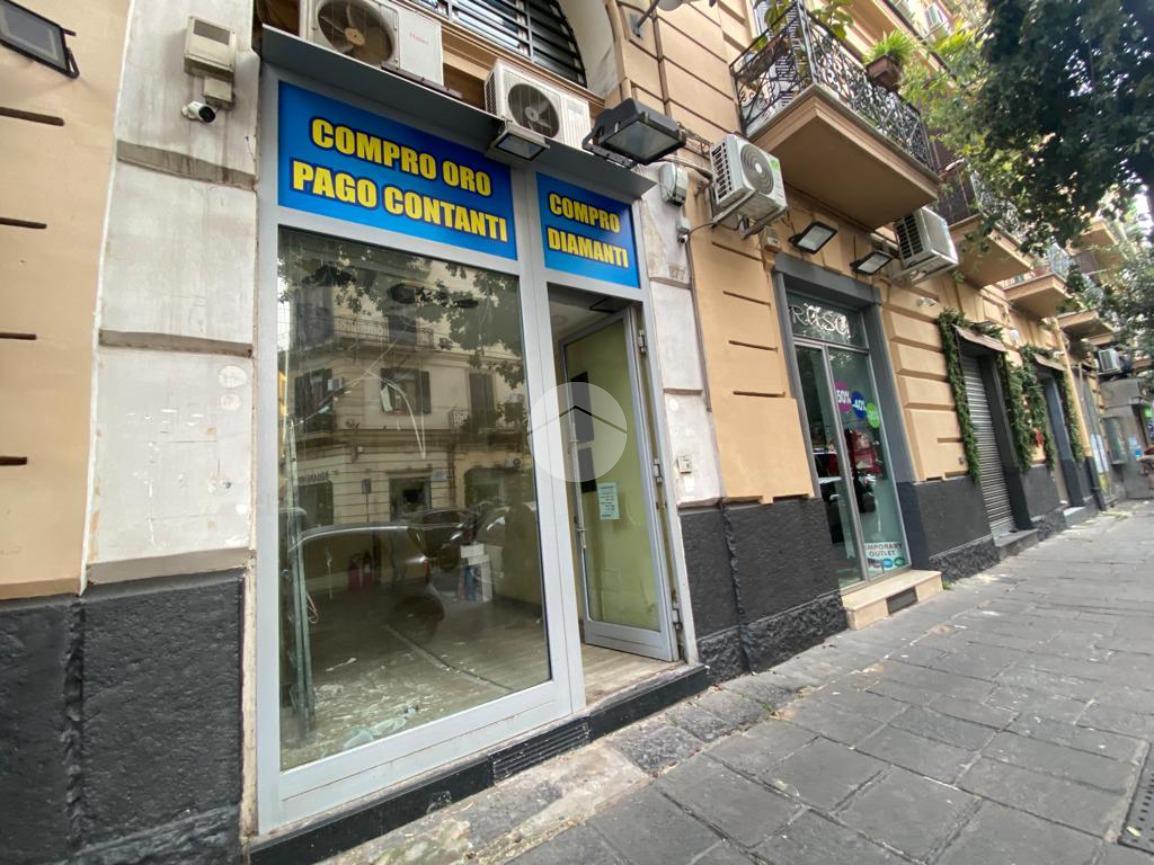 Negozio in affitto a Napoli