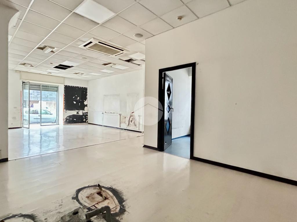 Negozio in affitto a Napoli