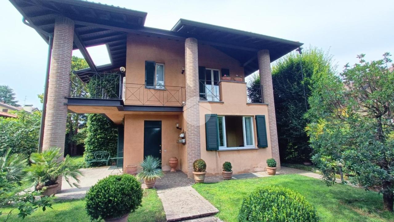 Villa in vendita a Carate Brianza