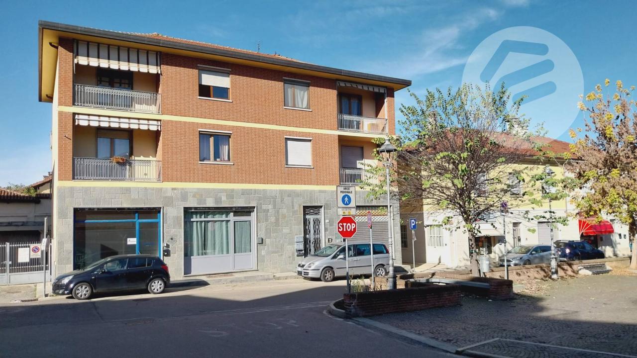 Esercizio commerciale in affitto a Cambiano