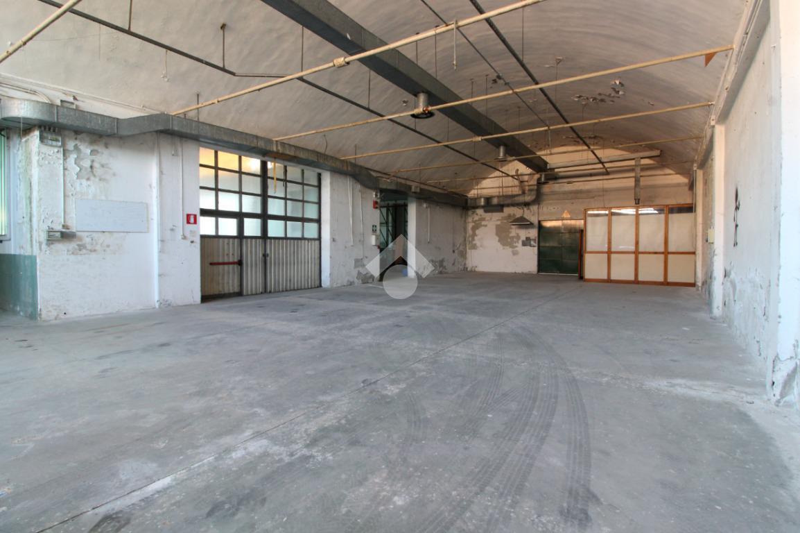 Capannone in vendita a Peschiera Borromeo