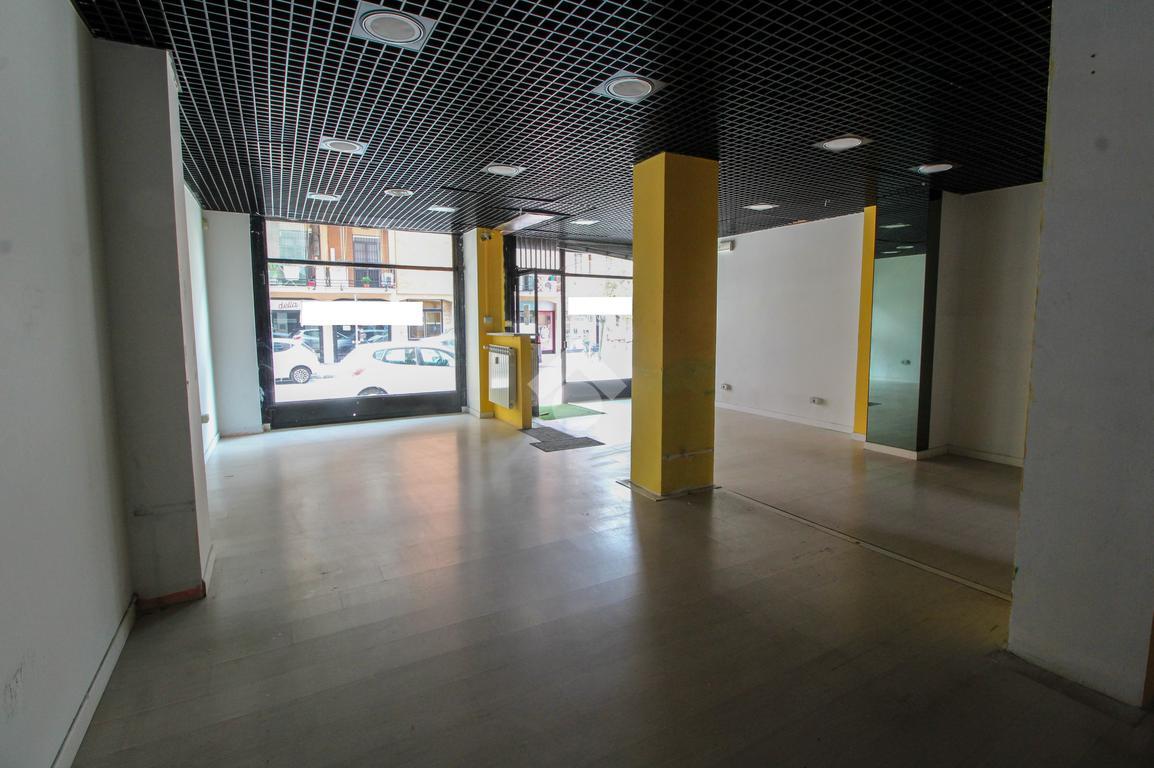 Negozio in vendita a Melegnano