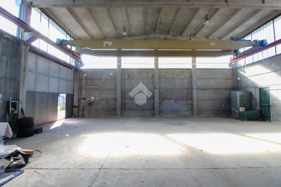 Capannone in vendita a Locate Di Triulzi