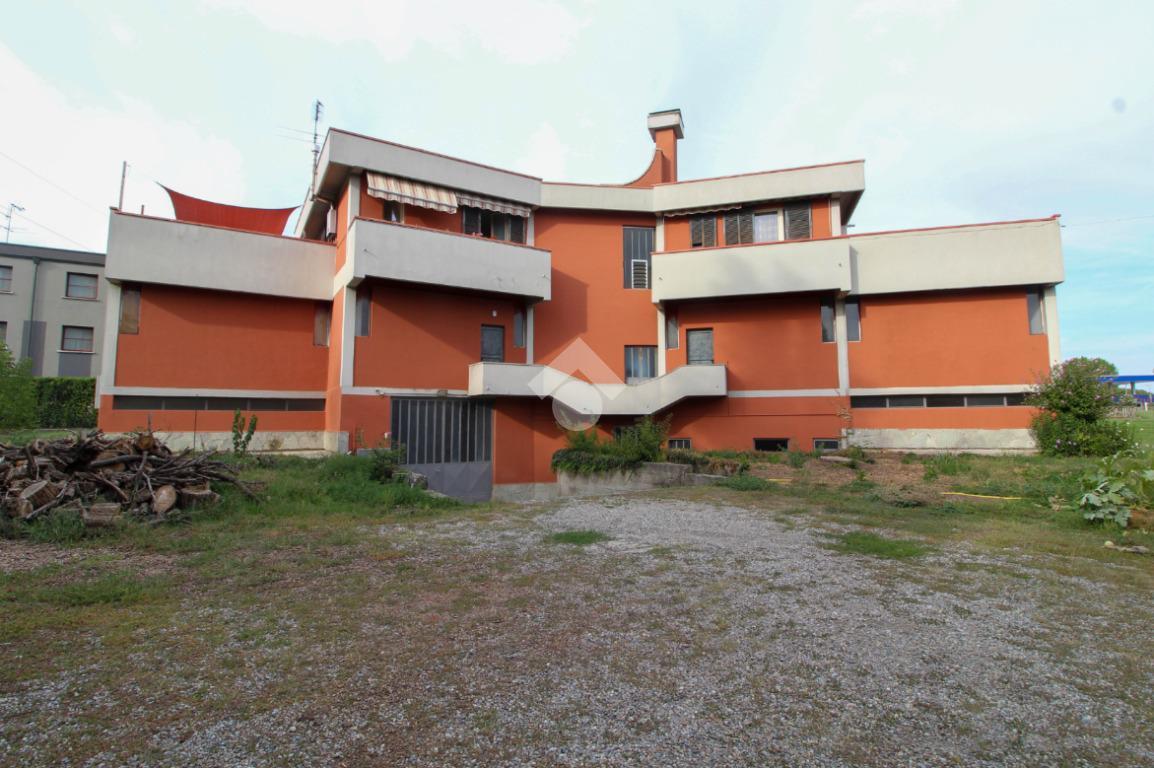 Negozio in vendita a Zelo Buon Persico