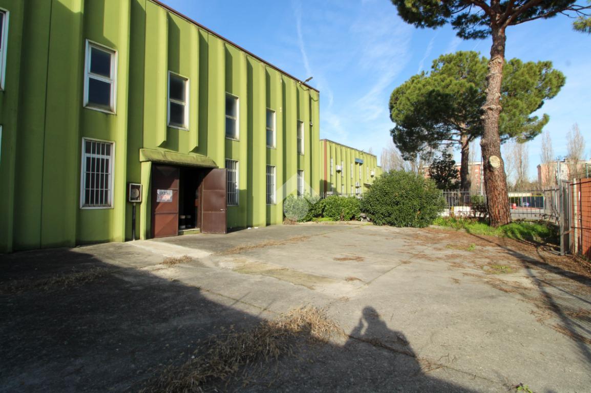 Capannone in vendita a Locate Di Triulzi