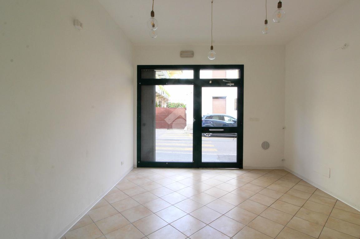 Negozio in affitto a Melegnano