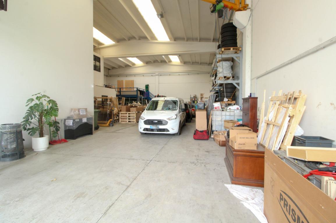 Capannone in vendita a Melegnano