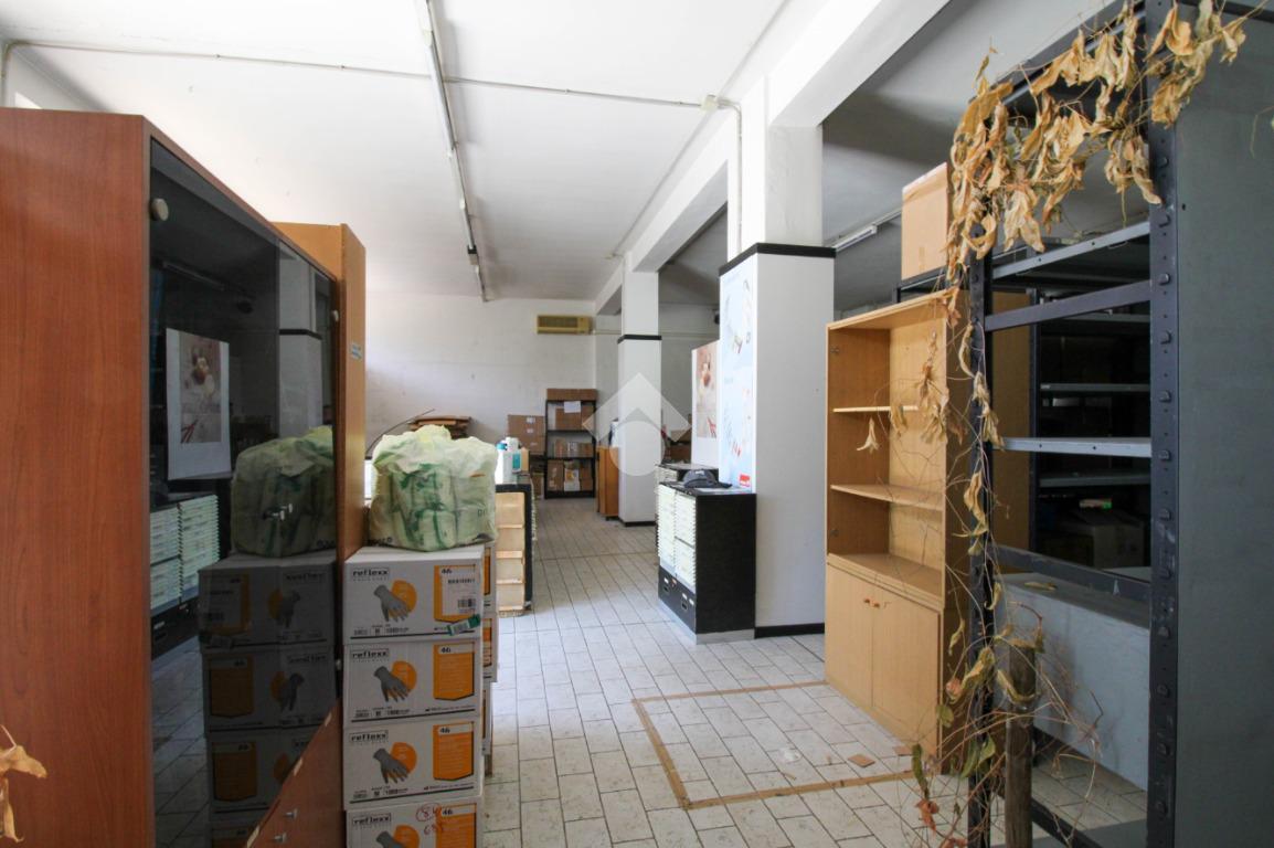 Negozio in vendita a Pioltello