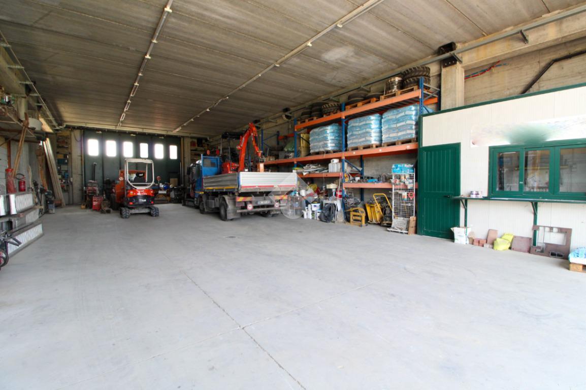 Capannone in vendita a Casteggio