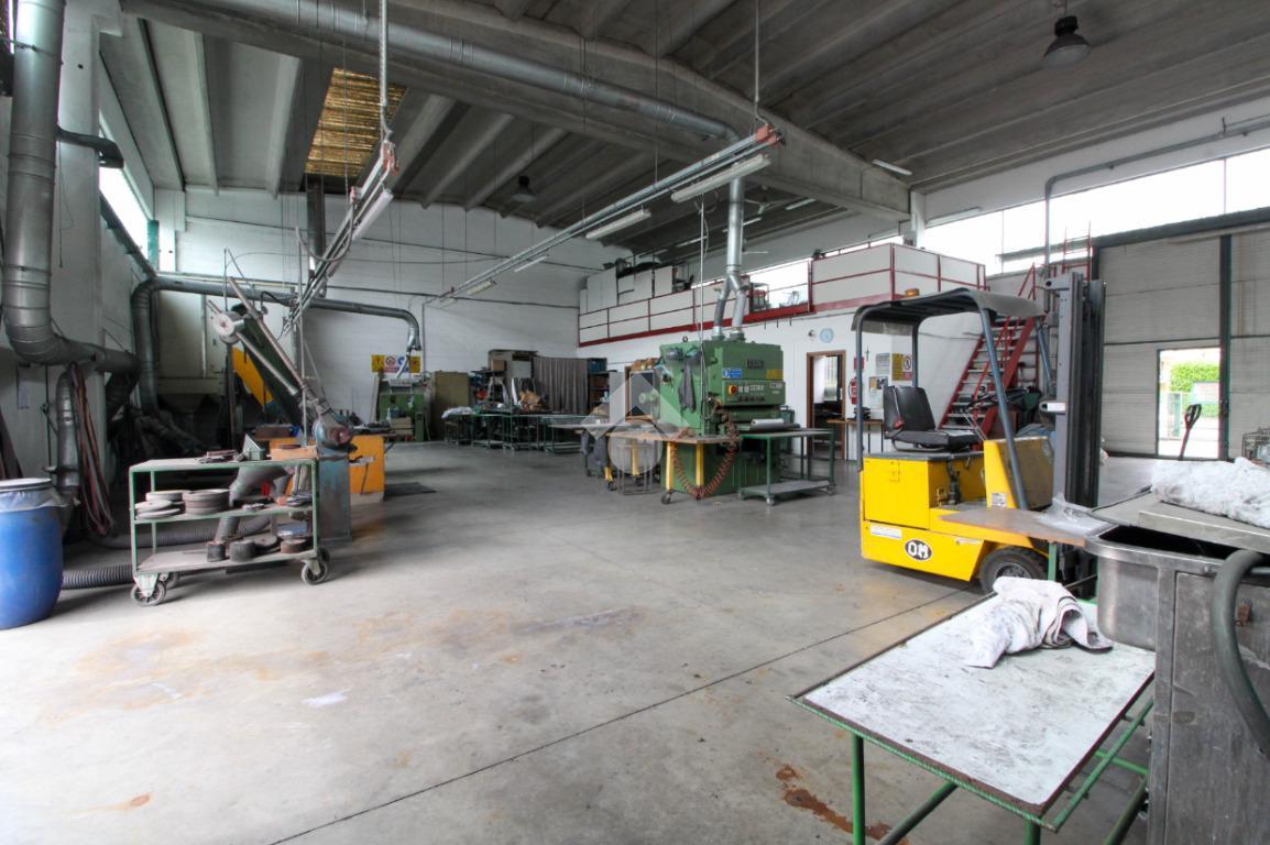 Capannone in vendita a Caselle Lurani