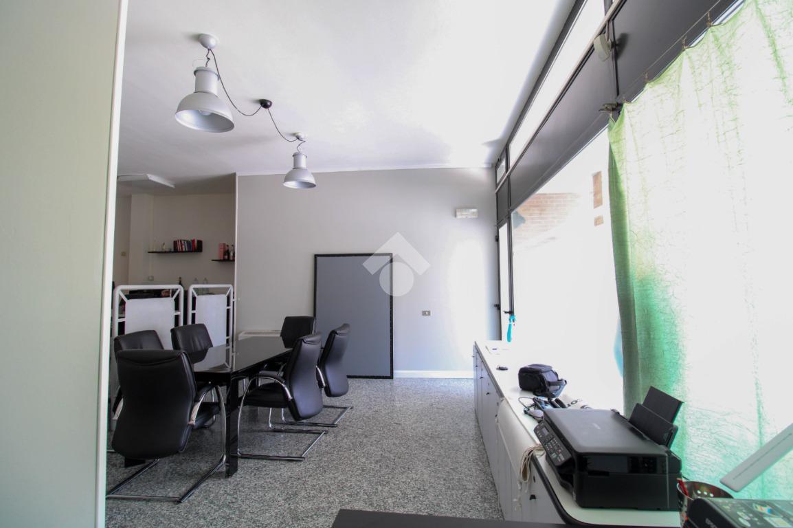 Negozio in vendita a Peschiera Borromeo