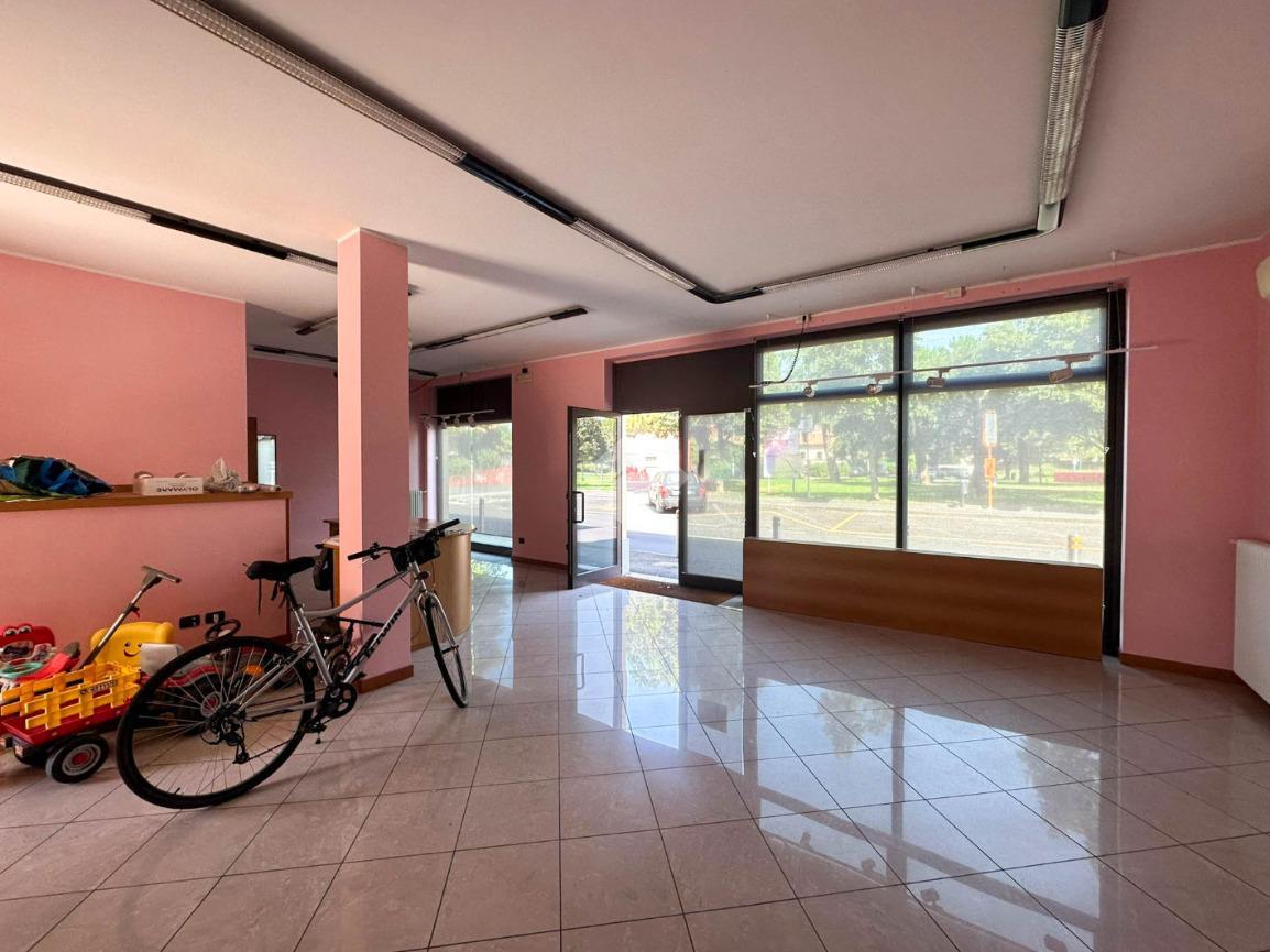 Negozio in affitto a Peschiera Borromeo