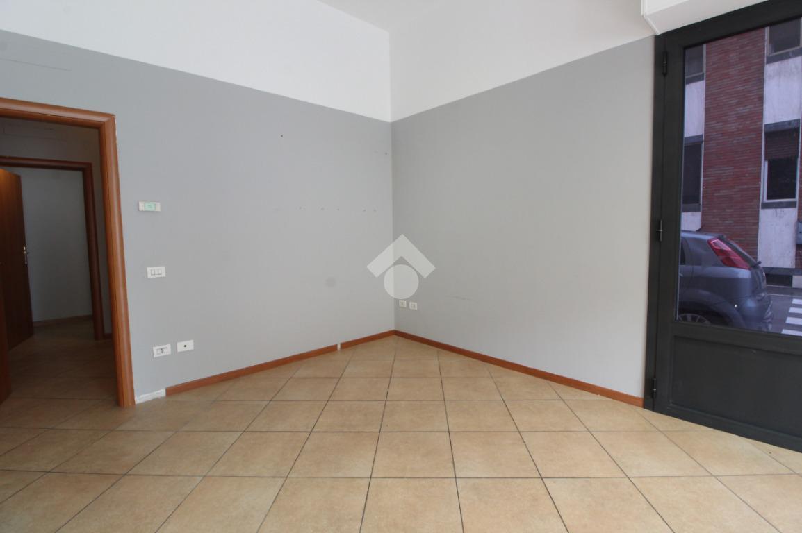 Negozio in affitto a Melegnano