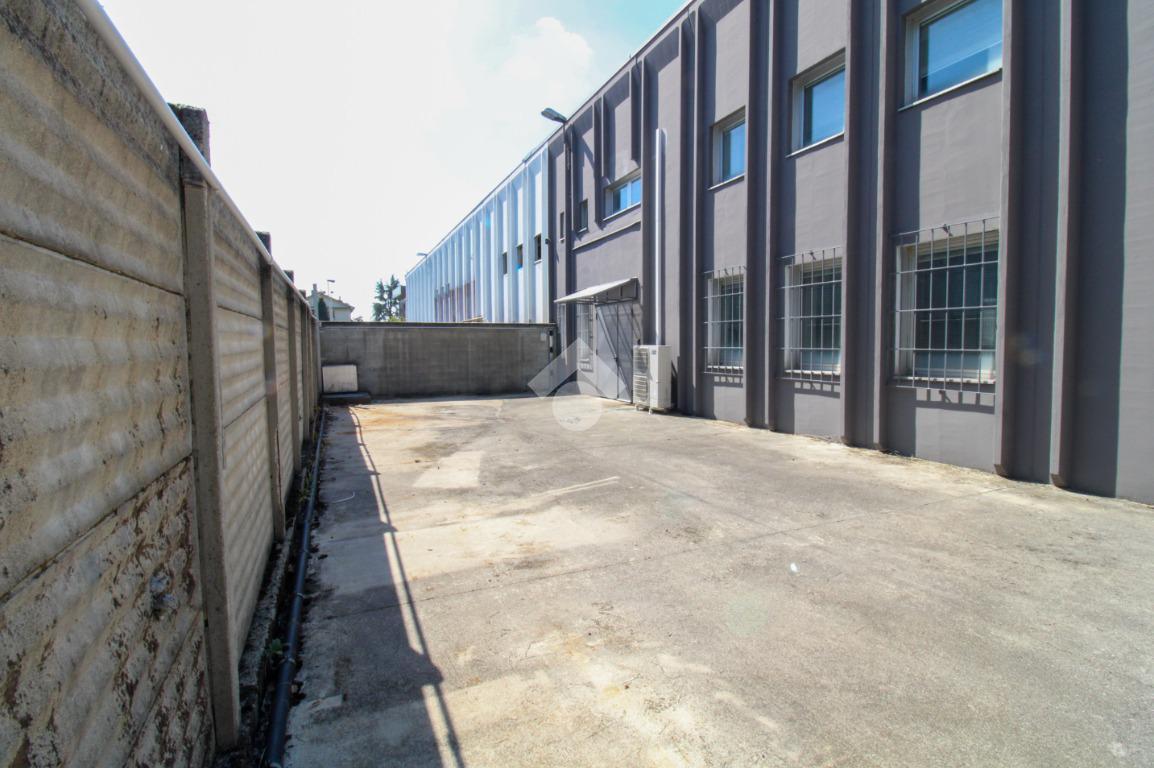 Capannone in vendita a Peschiera Borromeo