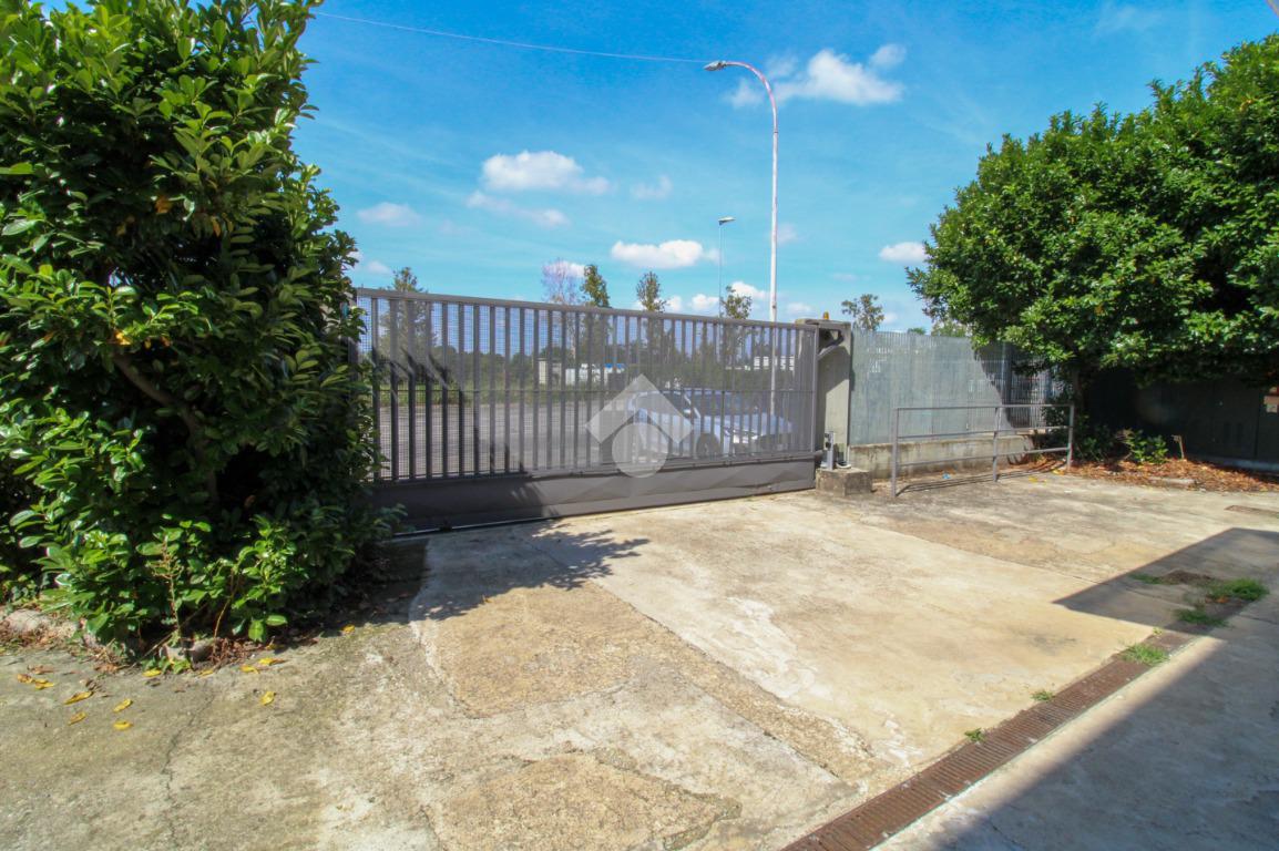 Capannone in vendita a Peschiera Borromeo