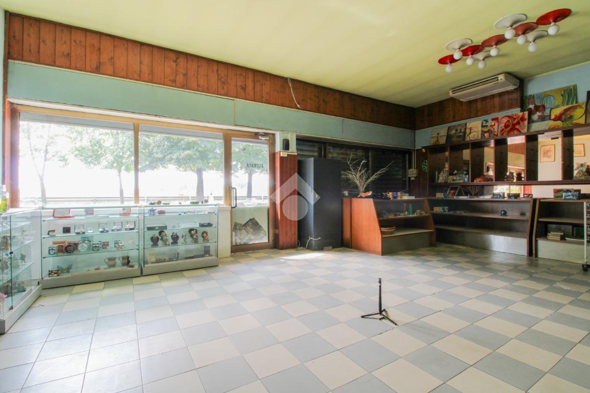 Negozio in affitto a Spino D'Adda