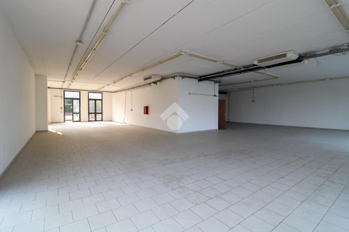 Negozio in vendita a Pessano Con Bornago