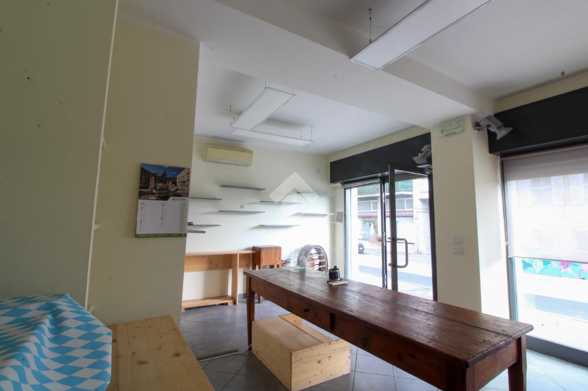 Negozio in affitto a Melegnano