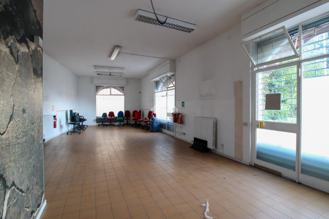 Negozio in affitto a Bussero