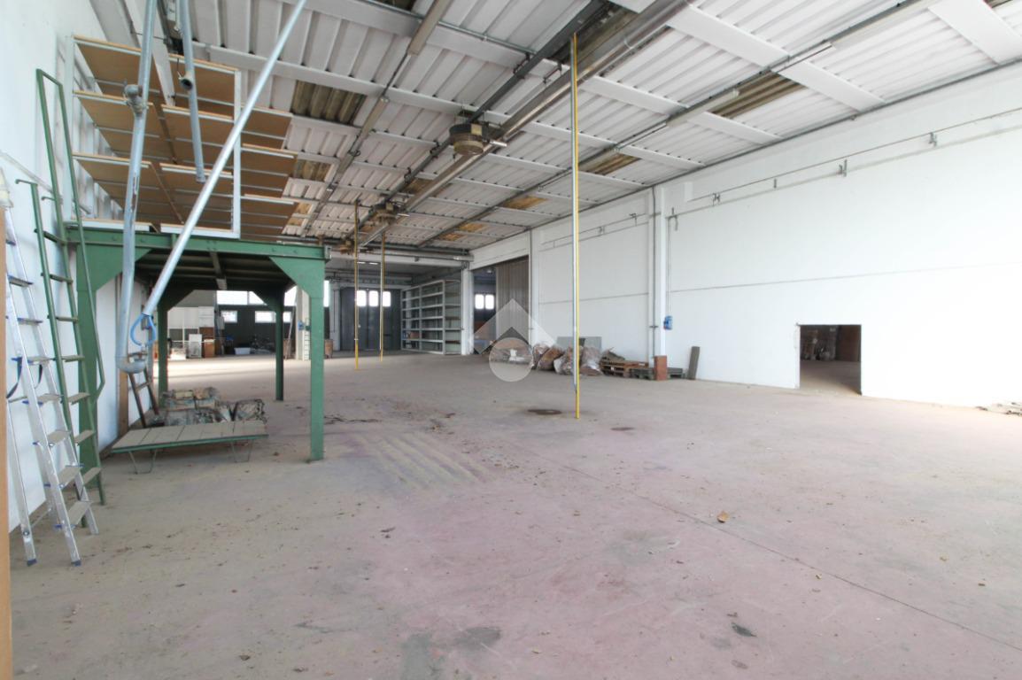 Capannone in affitto a Locate Di Triulzi