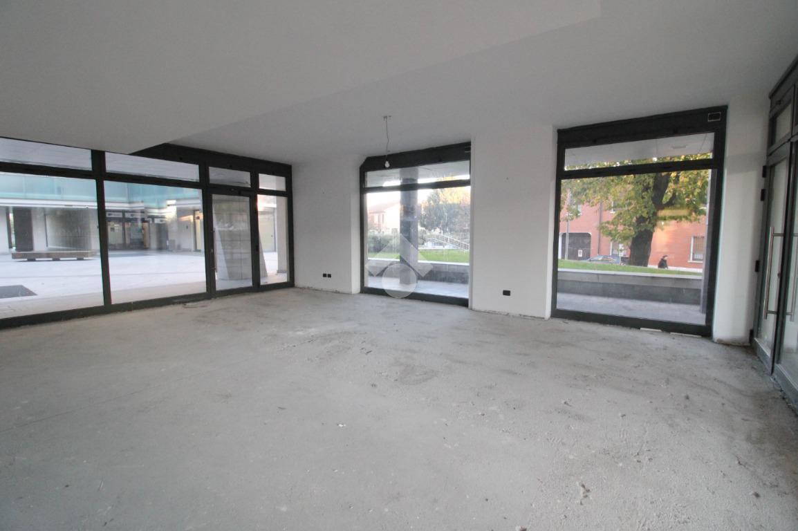 Negozio in affitto a Paullo