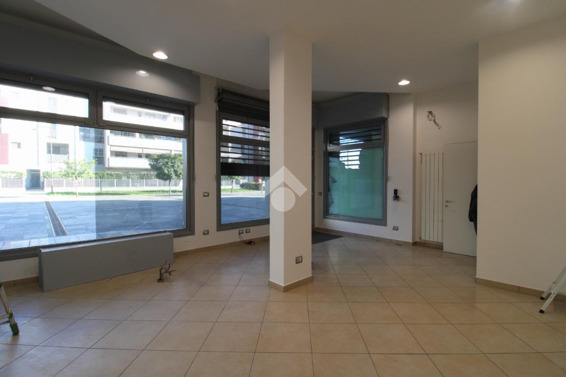 Negozio in vendita a Cologno Monzese