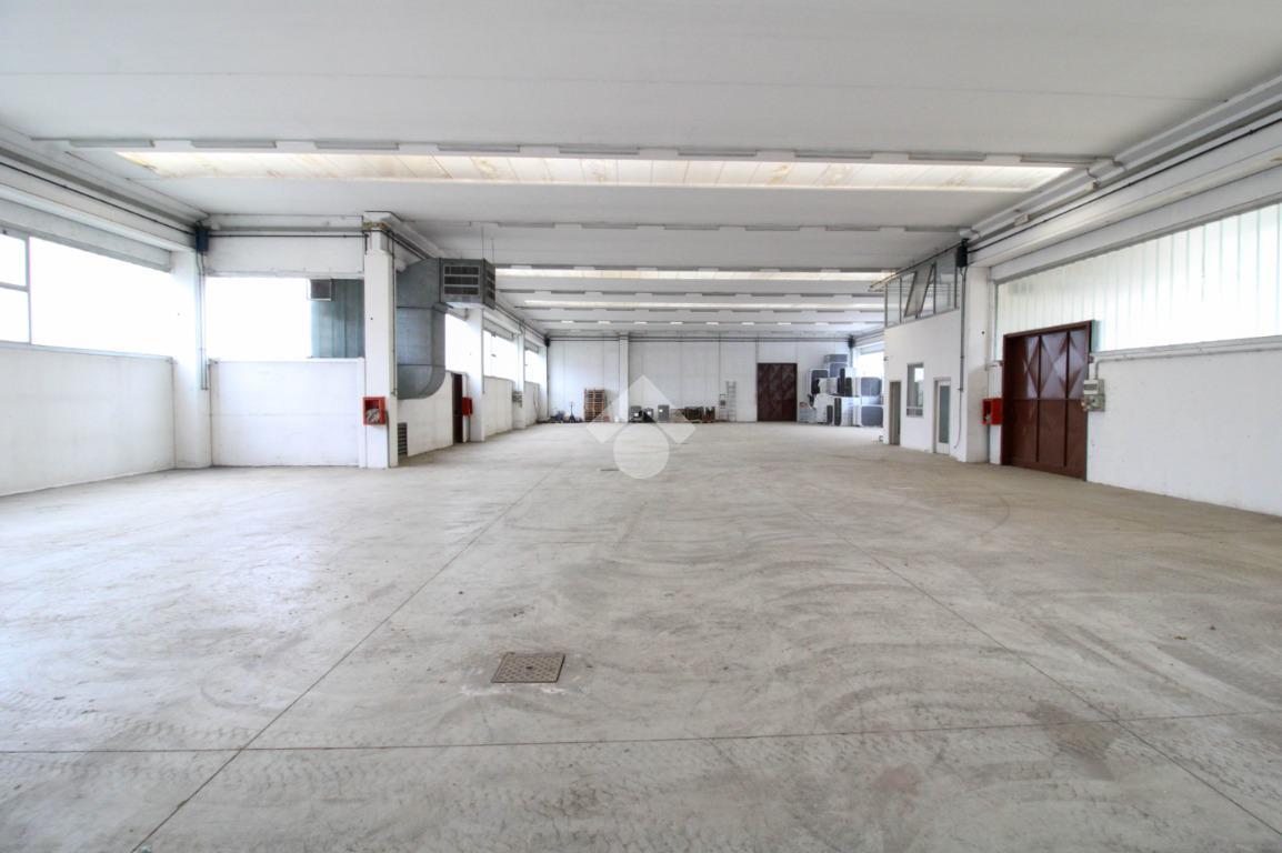 Capannone in vendita a Albino