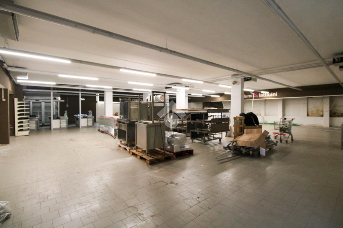 Palazzina commerciale in vendita a Carvico