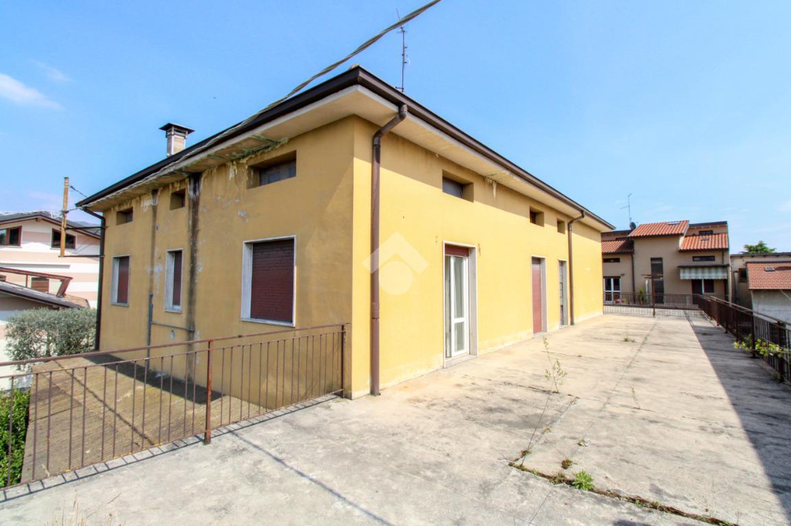 Palazzina commerciale in vendita a Ponteranica