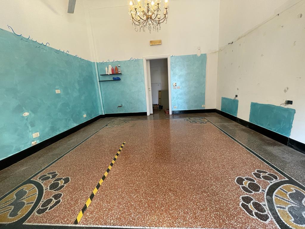 Palazzina commerciale in vendita a Genova