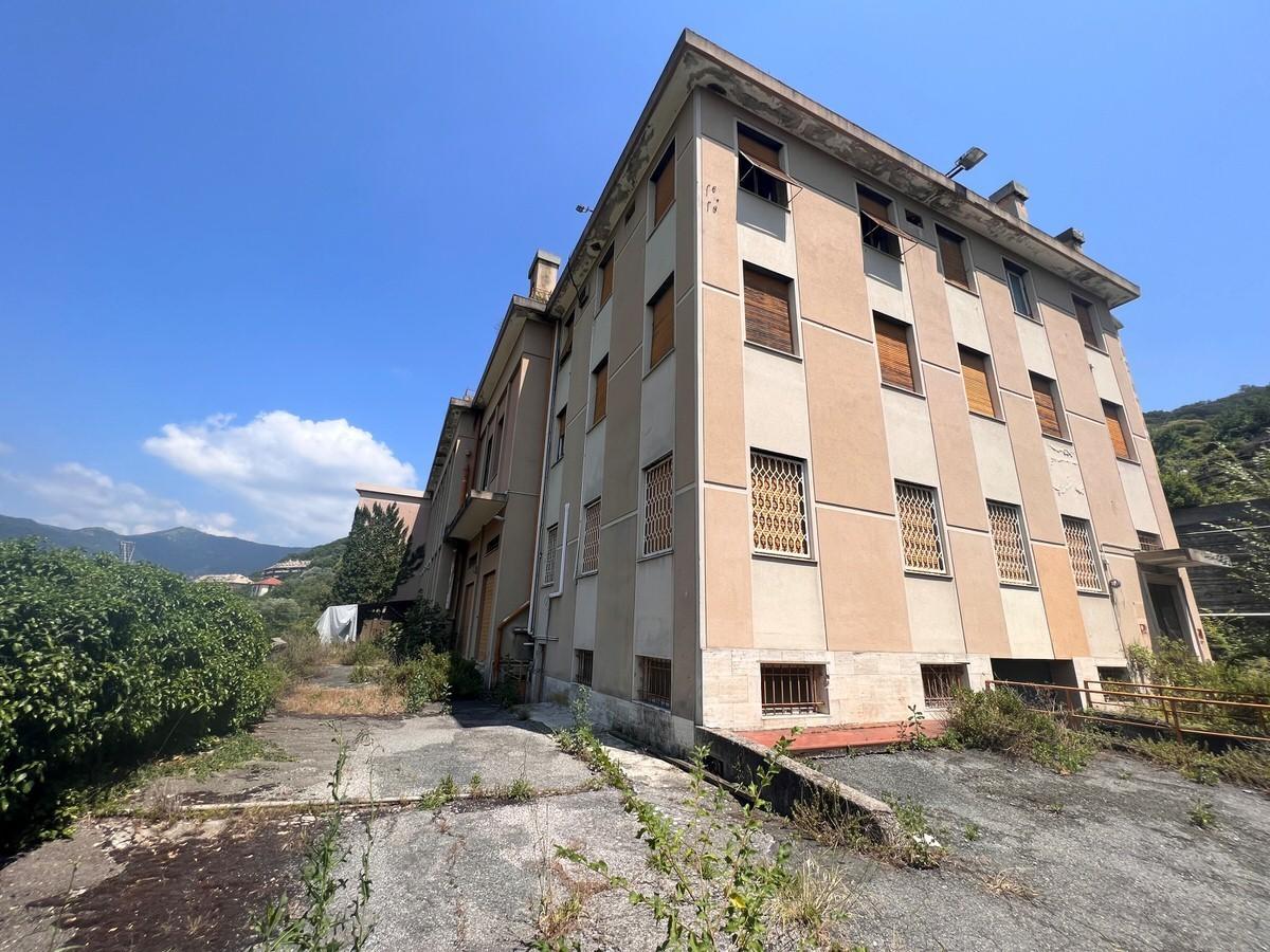 Palazzina commerciale in vendita a Genova