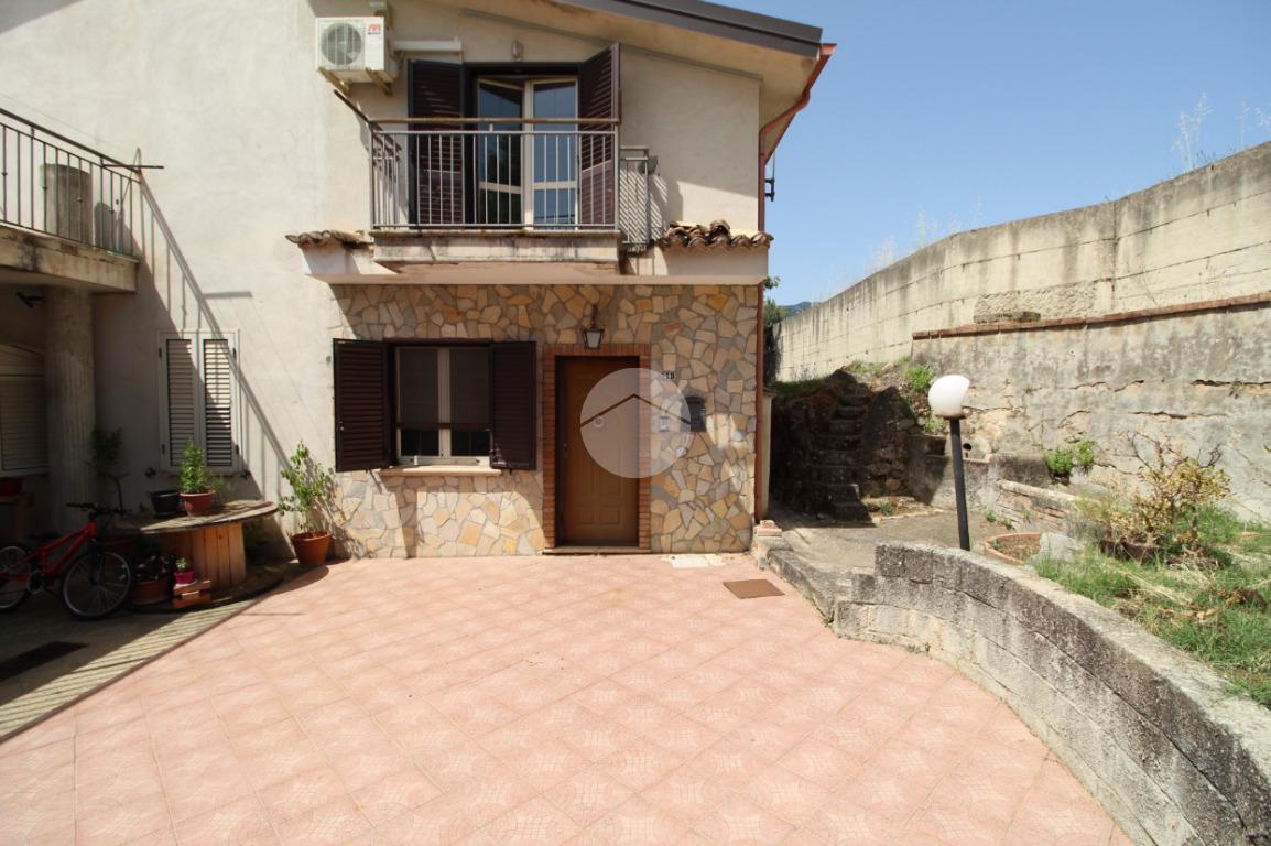Casa indipendente in vendita, Montalto Uffugo con balcone, posto auto e ... Casa indipendente in vendita, Montalto Uffugo con balcone, posto auto e ...